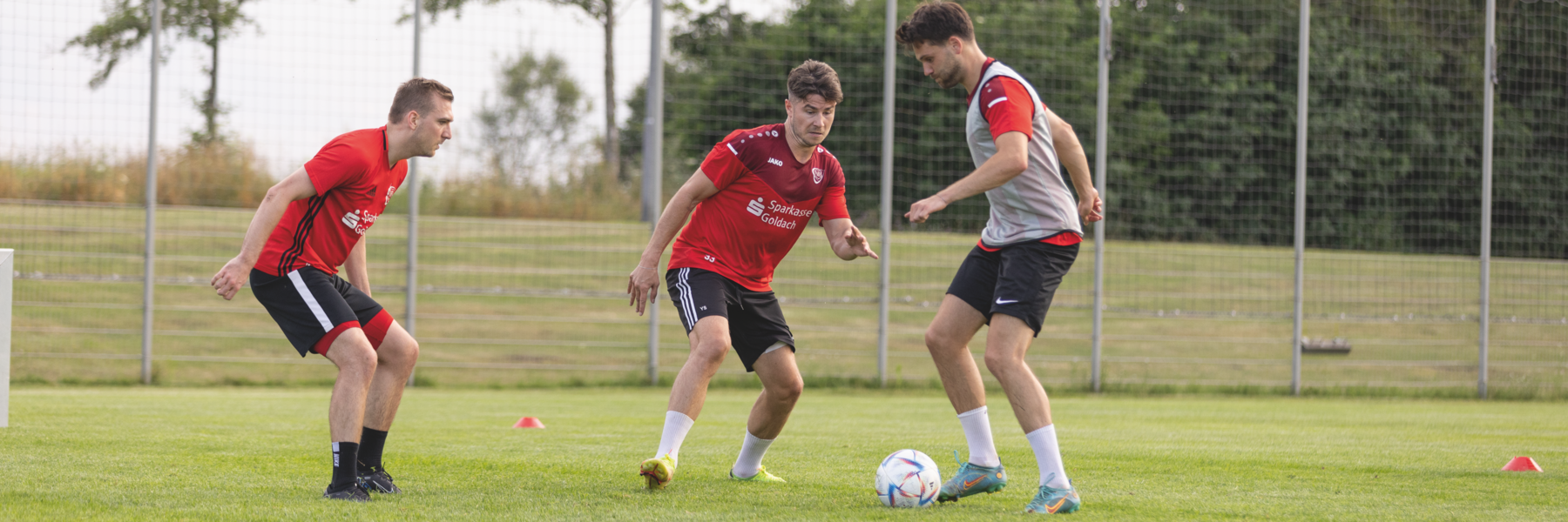 Schnelle Trainingseinheit Pressing: 18 Spieler plus 2 Torhüter ...